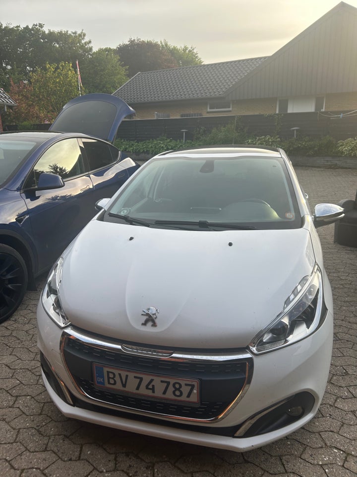 Brugt Peugeot 208 1,6 BlueHDi 100 Allure Sky 5d - Bilbasen